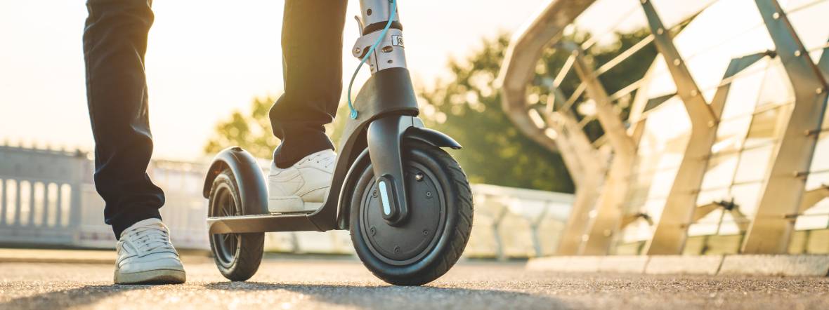 Jak jeździć na hulajnodze elektrycznej? Bezpieczna technika